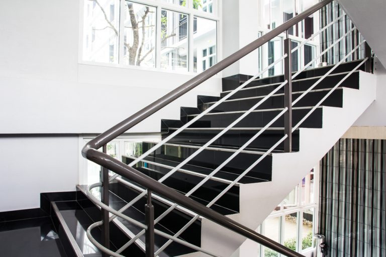 Quelles sont les normes relatives aux escaliers publics